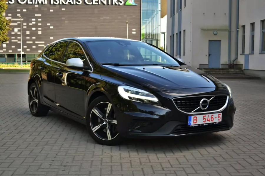 Melns Volvo V40 2019 Jelgava, ar dzinēja tilpumu 2.00 L un nobraukumu 125 tūkst. km par 13200 €, foto 3 vietnē AUTOMOTO.COM.LV