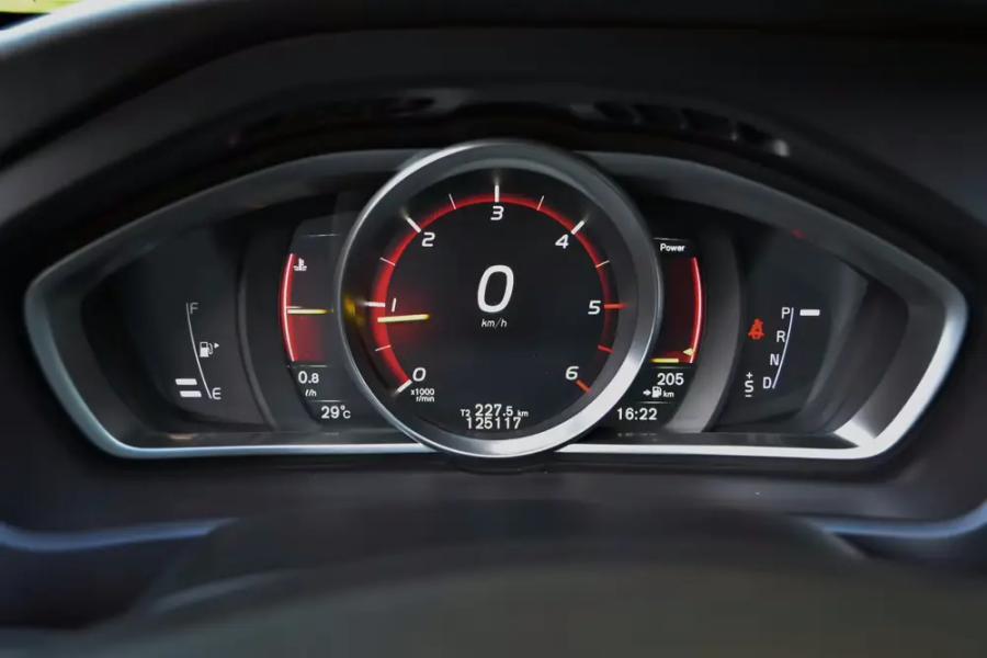 Melns Volvo V40 2019 Jelgava, ar dzinēja tilpumu 2.00 L un nobraukumu 125 tūkst. km par 13200 €, foto 11 vietnē AUTOMOTO.COM.LV