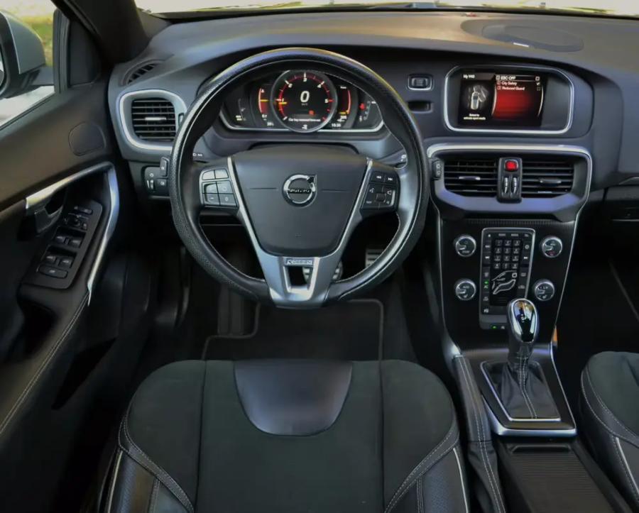 Melns Volvo V40 2019 Jelgava, ar dzinēja tilpumu 2.00 L un nobraukumu 125 tūkst. km par 13200 €, foto 15 vietnē AUTOMOTO.COM.LV