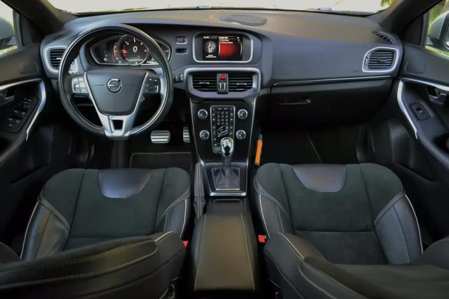 Melns Volvo V40 2019 Jelgava, ar dzinēja tilpumu 2.00 L un nobraukumu 125 tūkst. km par 13200 €, foto 16 vietnē AUTOMOTO.COM.LV