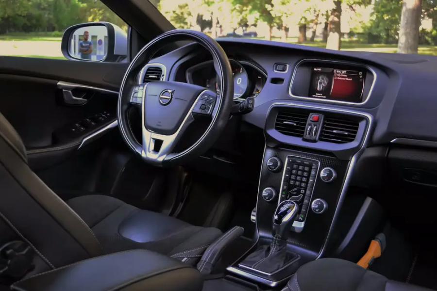 Melns Volvo V40 2019 Jelgava, ar dzinēja tilpumu 2.00 L un nobraukumu 125 tūkst. km par 13200 €, foto 17 vietnē AUTOMOTO.COM.LV