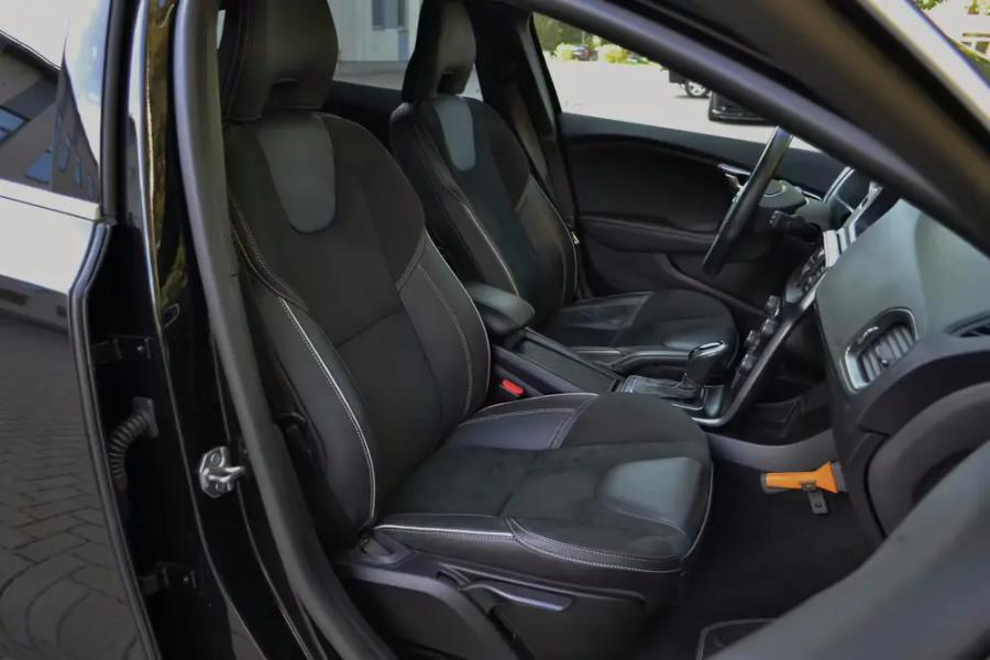 Melns Volvo V40 2019 Jelgava, ar dzinēja tilpumu 2.00 L un nobraukumu 125 tūkst. km par 13200 €, foto 19 vietnē AUTOMOTO.COM.LV