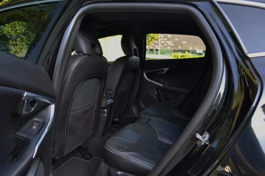Melns Volvo V40 2019 Jelgava, ar dzinēja tilpumu 2.00 L un nobraukumu 125 tūkst. km par 13200 €, foto 20 vietnē AUTOMOTO.COM.LV