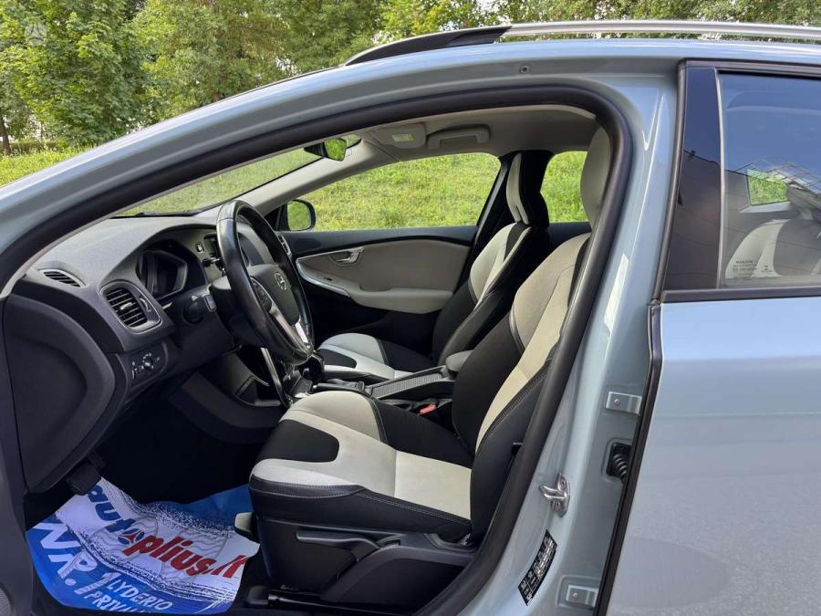 Zils Volvo V40 2017 Alīta, ar dzinēja tilpumu 2.00 L un nobraukumu 267 tūkst. km par 10400 €, foto 7 vietnē AUTOMOTO.COM.LV