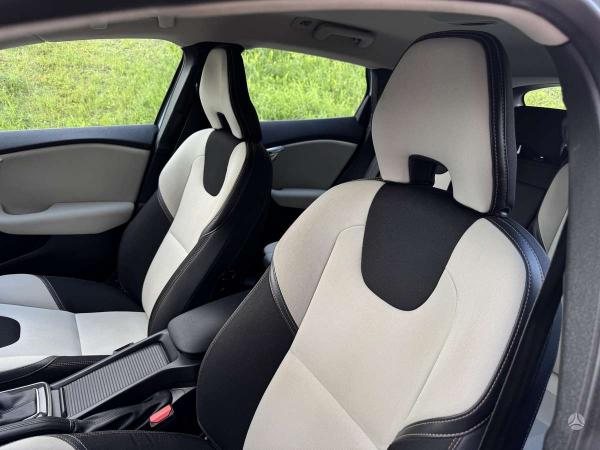 Zils Volvo V40 2017 Alīta, ar dzinēja tilpumu 2.00 L un nobraukumu 267 tūkst. km par 10400 €, foto 8 vietnē AUTOMOTO.COM.LV