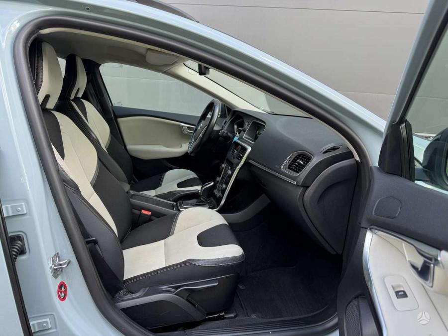 Zils Volvo V40 2017 Alīta, ar dzinēja tilpumu 2.00 L un nobraukumu 267 tūkst. km par 10400 €, foto 10 vietnē AUTOMOTO.COM.LV
