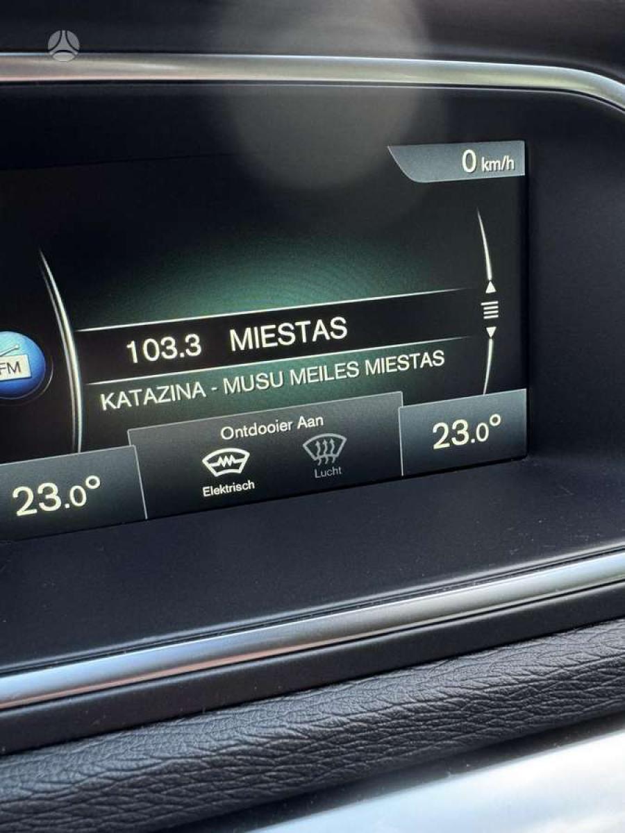 Zils Volvo V40 2017 Alīta, ar dzinēja tilpumu 2.00 L un nobraukumu 267 tūkst. km par 10400 €, foto 18 vietnē AUTOMOTO.COM.LV
