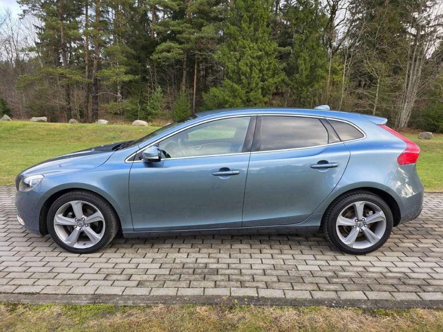 Blue Volvo V40 2012 in Telschi, with an engine capacity of 1.56 L and mileage of 278 thousand km for 5700 €, photo 11 on AUTOMOTO.COM.LV