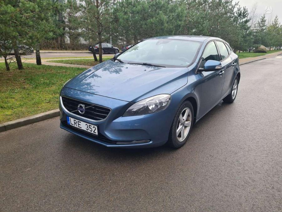 Blue Volvo V40 2012 in Vilnius, with an engine capacity of 1.56 L and mileage of 316 thousand km for 5250 €, photo 1 on AUTOMOTO.COM.LV