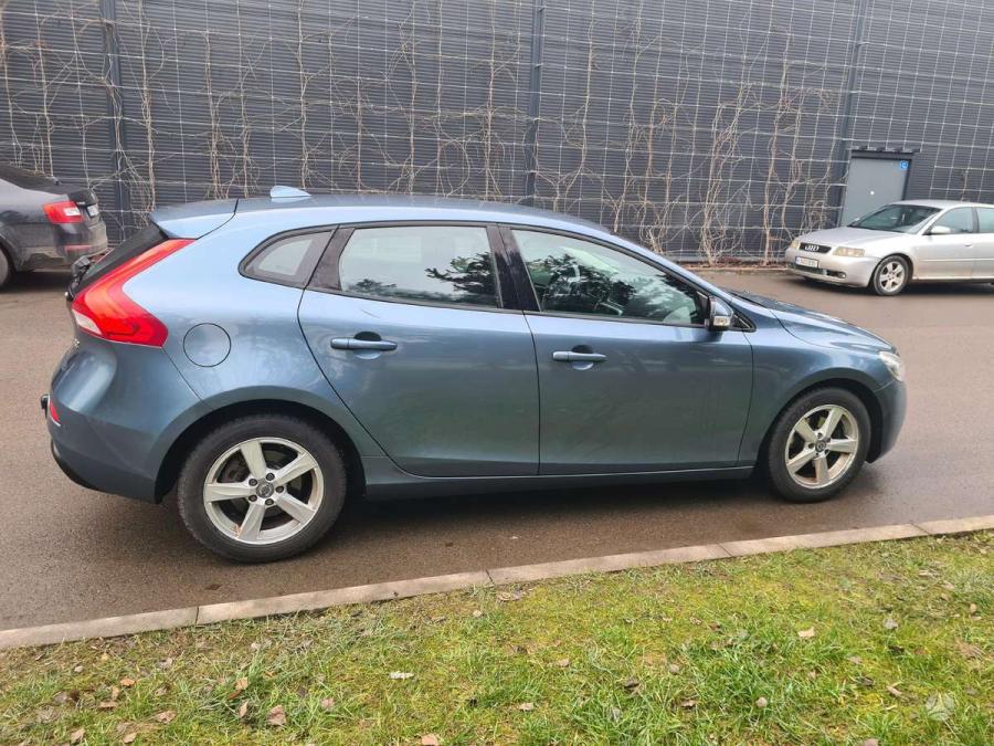 Blue Volvo V40 2012 in Vilnius, with an engine capacity of 1.56 L and mileage of 316 thousand km for 5250 €, photo 6 on AUTOMOTO.COM.LV