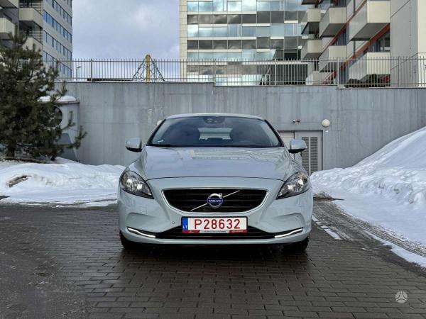 Blue Volvo V40 2012 in Vilnius, with an engine capacity of 1.98 L and mileage of 198 thousand km for 6799 €, photo 1 on AUTOMOTO.COM.LV