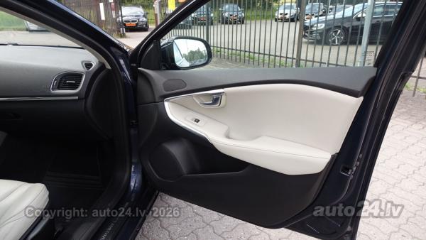Zils Volvo V40 2012 Tartu, ar dzinēja tilpumu 2.00 L un nobraukumu 237 tūkst. km par 8590 €, foto 10 vietnē AUTOMOTO.COM.LV