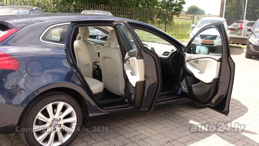 Zils Volvo V40 2012 Tartu, ar dzinēja tilpumu 2.00 L un nobraukumu 237 tūkst. km par 8590 €, foto 18 vietnē AUTOMOTO.COM.LV