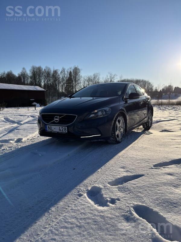 Blue Volvo V40 2013 in Riga, with an engine capacity of 1.60 L and mileage of 359 thousand km for 6150 €, photo 3 on AUTOMOTO.COM.LV