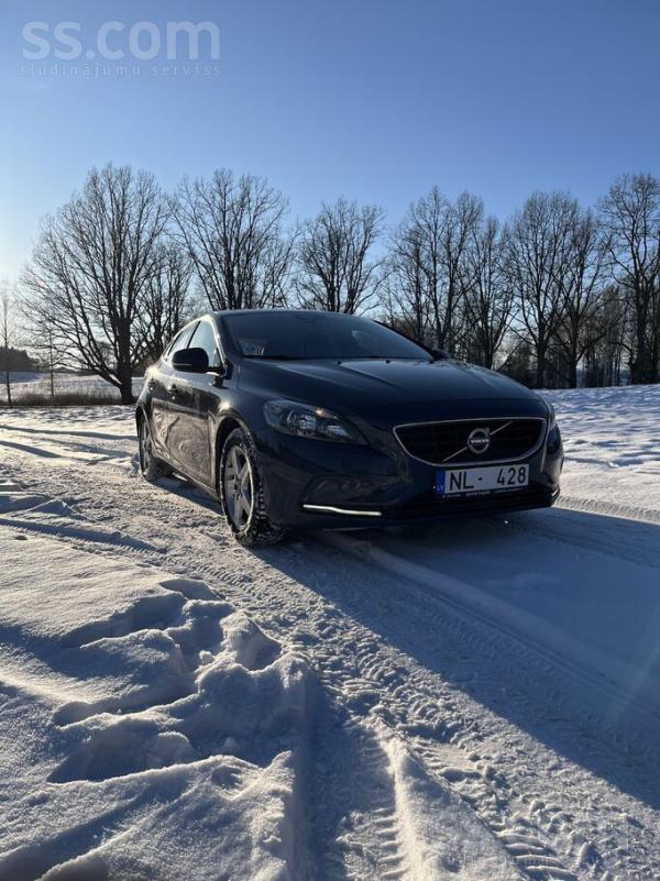 Blue Volvo V40 2013 in Riga, with an engine capacity of 1.60 L and mileage of 359 thousand km for 6150 €, photo 4 on AUTOMOTO.COM.LV