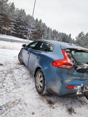 Zils Volvo V40 2013 Valka, ar dzinēja tilpumu 1.60 L un nobraukumu 170 tūkst. km par 6500 €, foto 3 vietnē AUTOMOTO.COM.LV