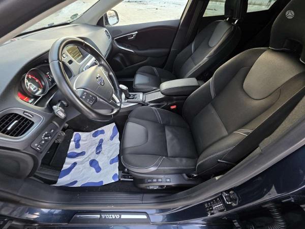 Blue Volvo V40 2013 in Vilnius, with an engine capacity of 1.98 L and mileage of 251 thousand km for 8900 €, photo 9 on AUTOMOTO.COM.LV