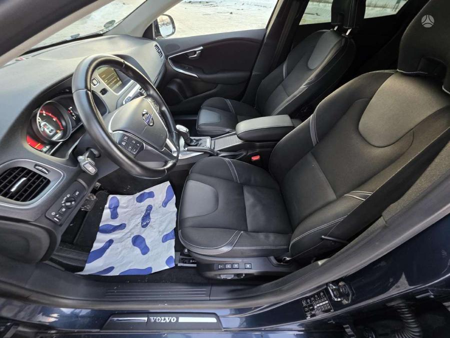 Blue Volvo V40 2013 in Vilnius, with an engine capacity of 1.98 L and mileage of 251 thousand km for 8900 €, photo 9 on AUTOMOTO.COM.LV