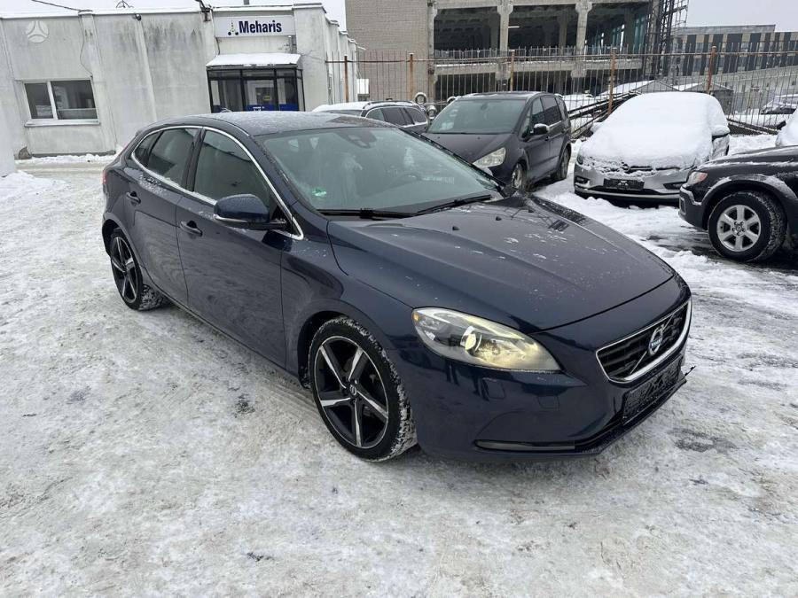 Blue Volvo V40 2013 in Kaunas, with an engine capacity of 1.56 L and mileage of 216 thousand km for 5450 €, photo 1 on AUTOMOTO.COM.LV
