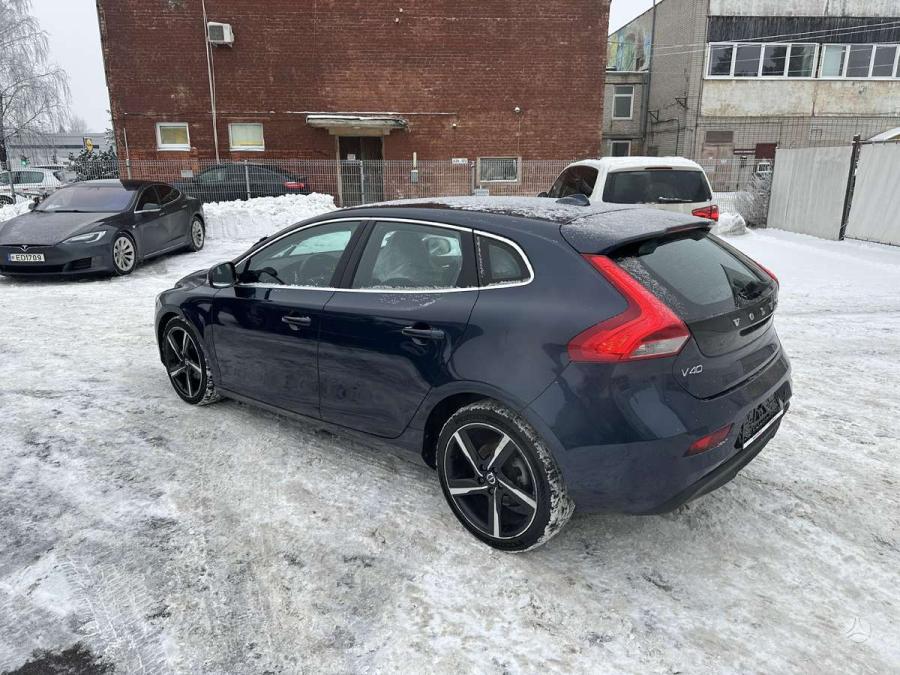 Blue Volvo V40 2013 in Kaunas, with an engine capacity of 1.56 L and mileage of 216 thousand km for 5450 €, photo 6 on AUTOMOTO.COM.LV