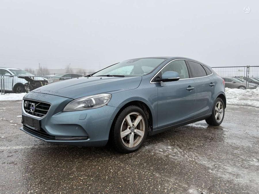 Blue Volvo V40 2013 in Marijampole, with an engine capacity of 1.56 L and mileage of 269 thousand km for 4650 €, photo 1 on AUTOMOTO.COM.LV