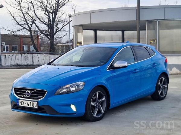 Blue Volvo V40 2013 in Riga, with an engine capacity of 1.60 L and mileage of 329 thousand km for 4950 €, photo 1 on AUTOMOTO.COM.LV