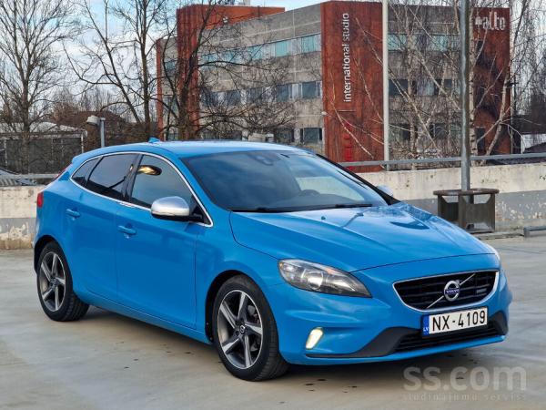 Blue Volvo V40 2013 in Riga, with an engine capacity of 1.60 L and mileage of 329 thousand km for 4950 €, photo 3 on AUTOMOTO.COM.LV