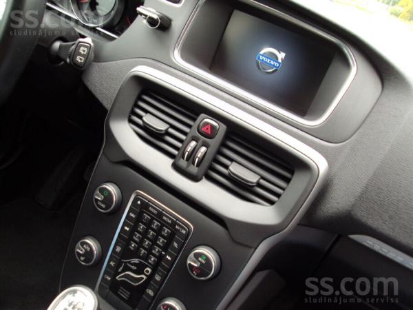 Blue Volvo V40 2013 in Riga, with an engine capacity of 1.60 L and mileage of 157 thousand km for 10300 €, photo 8 on AUTOMOTO.COM.LV