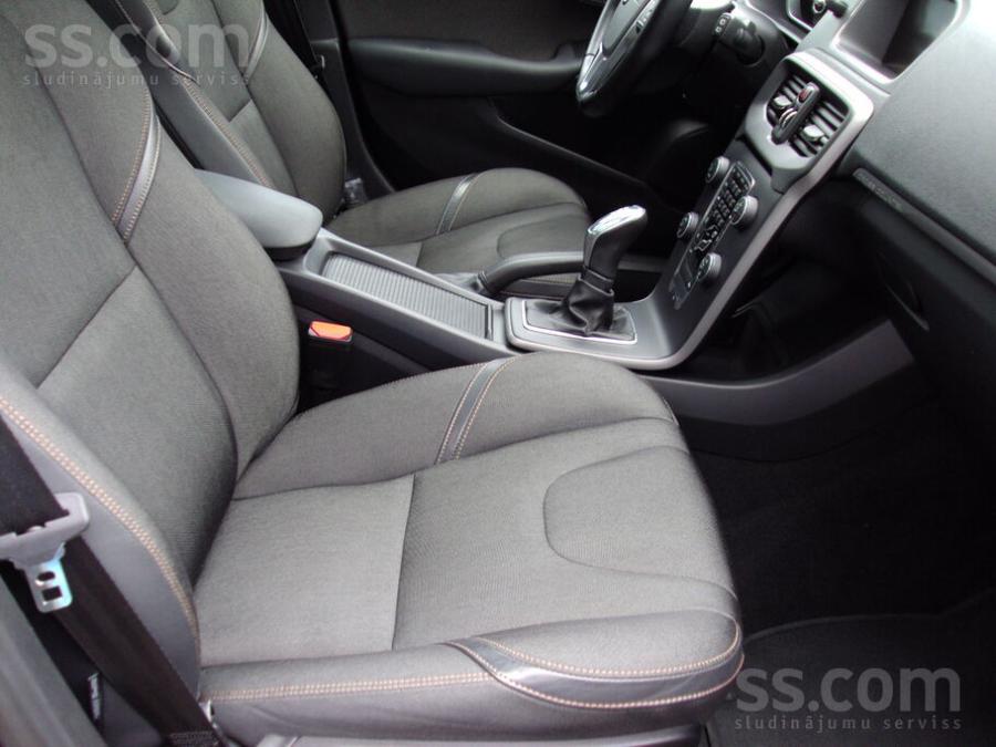 Zils Volvo V40 2013 Rīga, ar dzinēja tilpumu 1.60 L un nobraukumu 157 tūkst. km par 9900 €, foto 8 vietnē AUTOMOTO.COM.LV