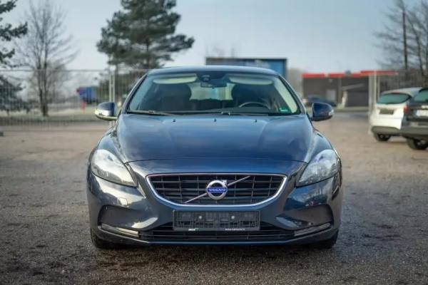 Blue Volvo V40 2013 in Liepaja, with an engine capacity of 1.60 L and mileage of 269 thousand km for 8050 €, photo 6 on AUTOMOTO.COM.LV