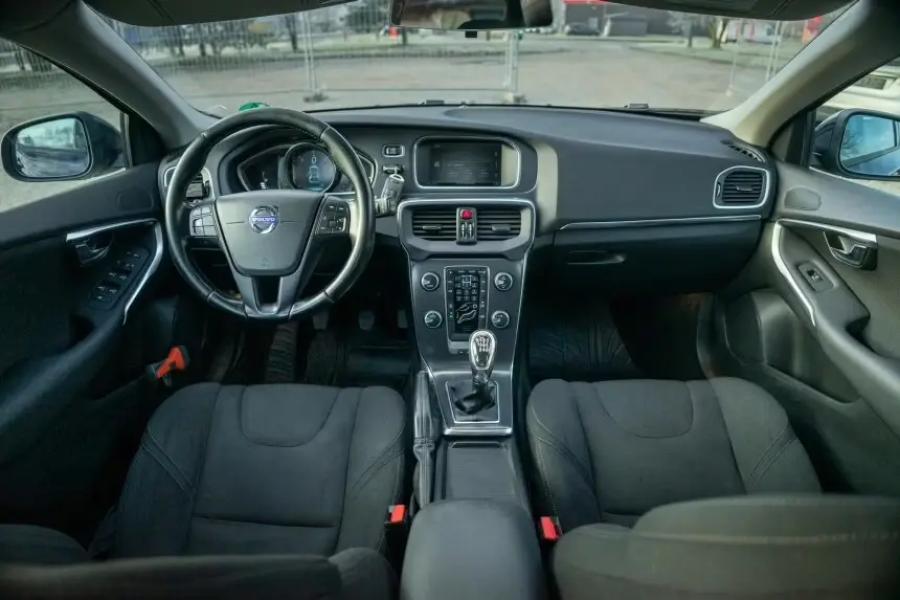 Zils Volvo V40 2013 Liepāja, ar dzinēja tilpumu 1.60 L un nobraukumu 269 tūkst. km par 8050 €, foto 8 vietnē AUTOMOTO.COM.LV