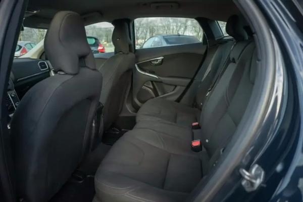 Blue Volvo V40 2013 in Liepaja, with an engine capacity of 1.60 L and mileage of 269 thousand km for 8050 €, photo 9 on AUTOMOTO.COM.LV