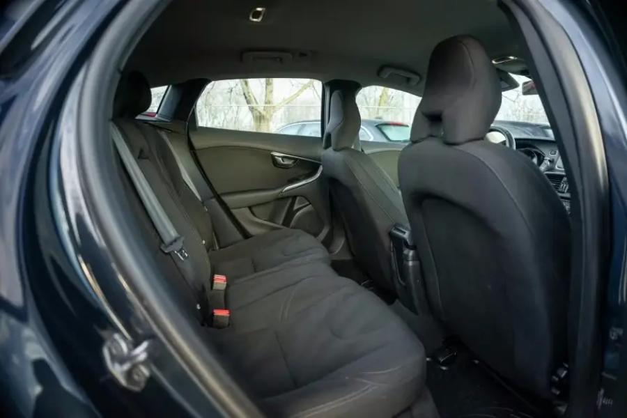 Zils Volvo V40 2013 Liepāja, ar dzinēja tilpumu 1.60 L un nobraukumu 269 tūkst. km par 8050 €, foto 12 vietnē AUTOMOTO.COM.LV