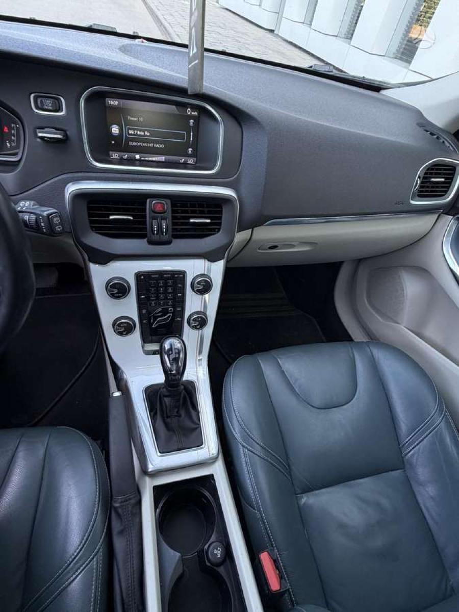 Blue Volvo V40 2013 in Vilnius, with an engine capacity of 1.60 L and mileage of 116 thousand km for 6000 €, photo 13 on AUTOMOTO.COM.LV