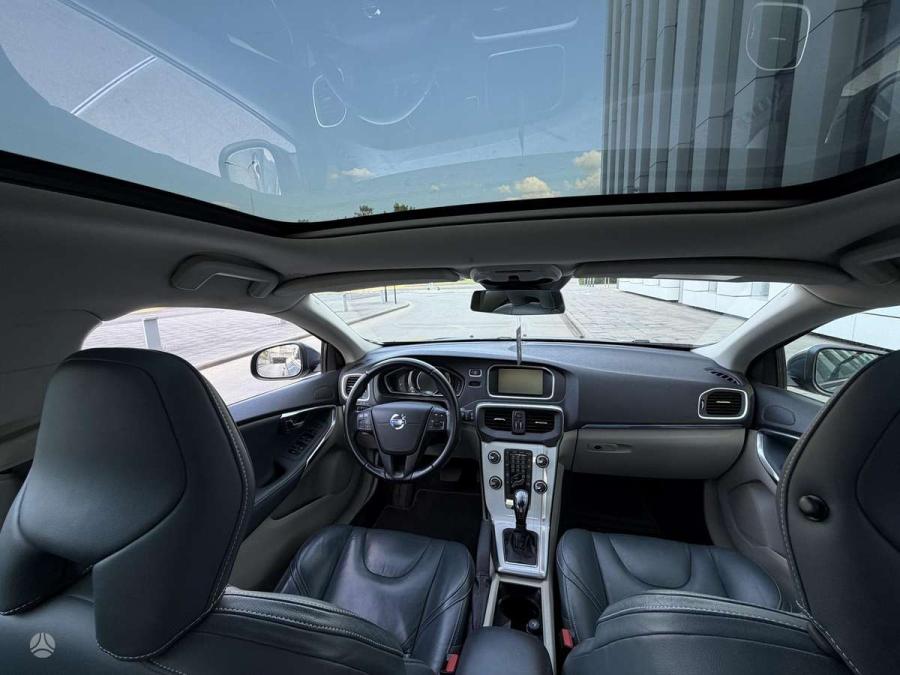 Blue Volvo V40 2013 in Vilnius, with an engine capacity of 1.60 L and mileage of 116 thousand km for 6000 €, photo 15 on AUTOMOTO.COM.LV