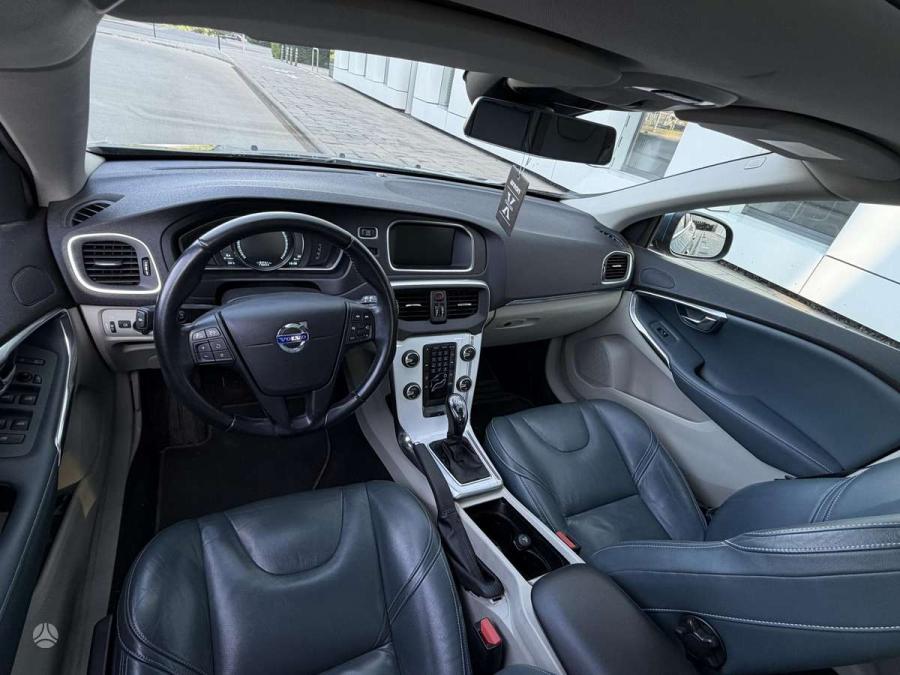 Blue Volvo V40 2013 in Vilnius, with an engine capacity of 1.60 L and mileage of 116 thousand km for 6000 €, photo 16 on AUTOMOTO.COM.LV