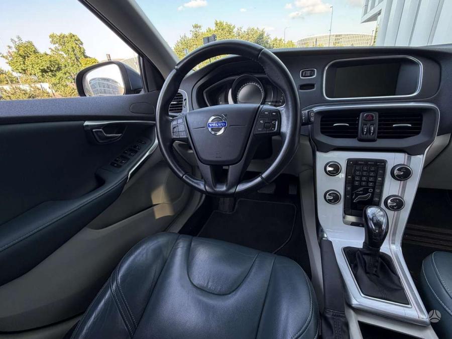 Blue Volvo V40 2013 in Vilnius, with an engine capacity of 1.60 L and mileage of 116 thousand km for 6000 €, photo 19 on AUTOMOTO.COM.LV