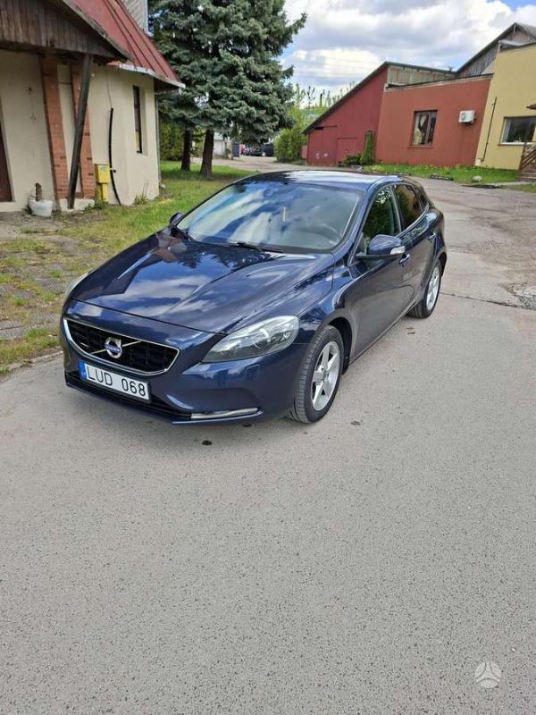 Blue Volvo V40 2013 in Kaunas, with an engine capacity of 1.56 L and mileage of 325 thousand km for 4300 €, photo 1 on AUTOMOTO.COM.LV