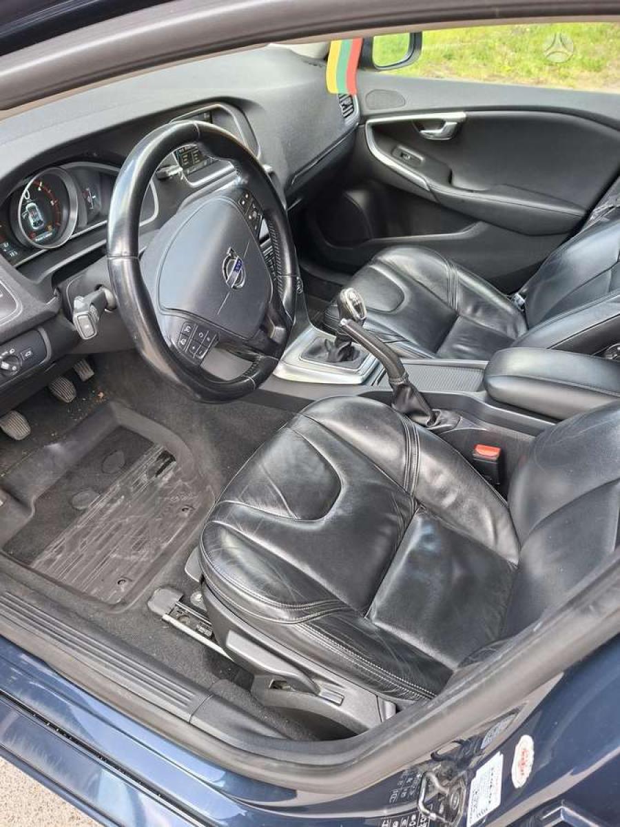 Blue Volvo V40 2013 in Kaunas, with an engine capacity of 1.56 L and mileage of 325 thousand km for 4300 €, photo 7 on AUTOMOTO.COM.LV