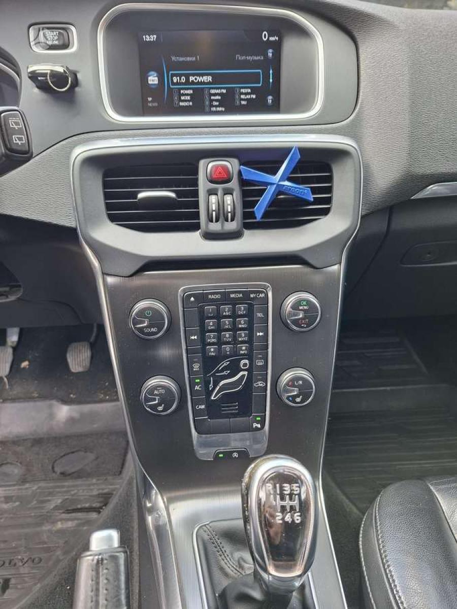 Blue Volvo V40 2013 in Kaunas, with an engine capacity of 1.56 L and mileage of 325 thousand km for 4300 €, photo 8 on AUTOMOTO.COM.LV