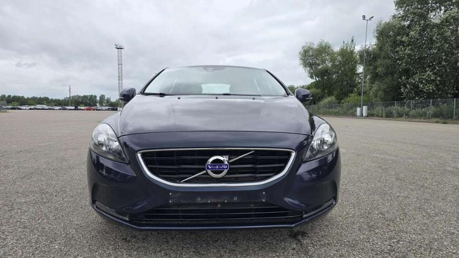 Blue Volvo V40 2013 in Marijampole, with an engine capacity of 1.56 L and mileage of 262 thousand km for 4850 €, photo 4 on AUTOMOTO.COM.LV