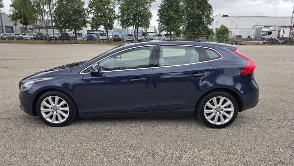 Zils Volvo V40 2013 Marijampole, ar dzinēja tilpumu 1.56 L un nobraukumu 262 tūkst. km par 4850 €, foto 7 vietnē AUTOMOTO.COM.LV