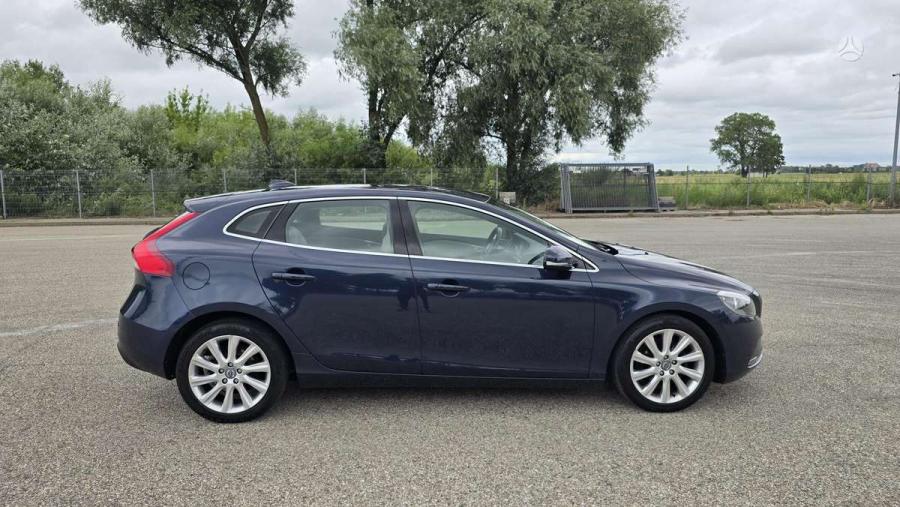 Blue Volvo V40 2013 in Marijampole, with an engine capacity of 1.56 L and mileage of 262 thousand km for 4850 €, photo 9 on AUTOMOTO.COM.LV