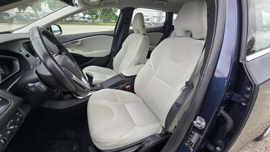 Blue Volvo V40 2013 in Marijampole, with an engine capacity of 1.56 L and mileage of 262 thousand km for 4850 €, photo 13 on AUTOMOTO.COM.LV