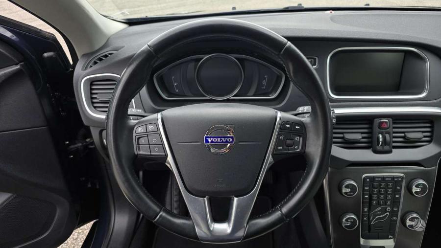 Blue Volvo V40 2013 in Marijampole, with an engine capacity of 1.56 L and mileage of 262 thousand km for 4850 €, photo 15 on AUTOMOTO.COM.LV