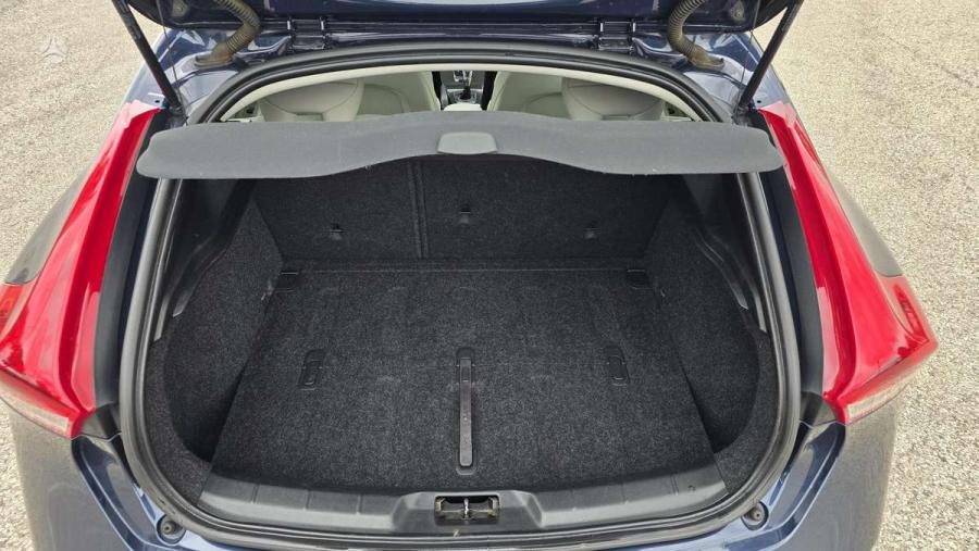 Blue Volvo V40 2013 in Marijampole, with an engine capacity of 1.56 L and mileage of 262 thousand km for 4850 €, photo 20 on AUTOMOTO.COM.LV