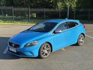 Zils Volvo V40 2013 Tallina, ar dzinēja tilpumu 1.60 L un nobraukumu 289 tūkst. km par 7600 €, foto  vietnē AUTOMOTO.COM.LV