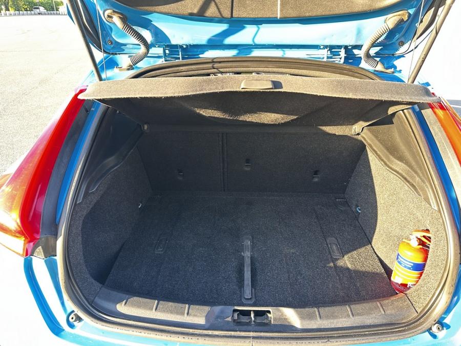 Zils Volvo V40 2013 Tallina, ar dzinēja tilpumu 1.60 L un nobraukumu 289 tūkst. km par 7600 €, foto 20 vietnē AUTOMOTO.COM.LV