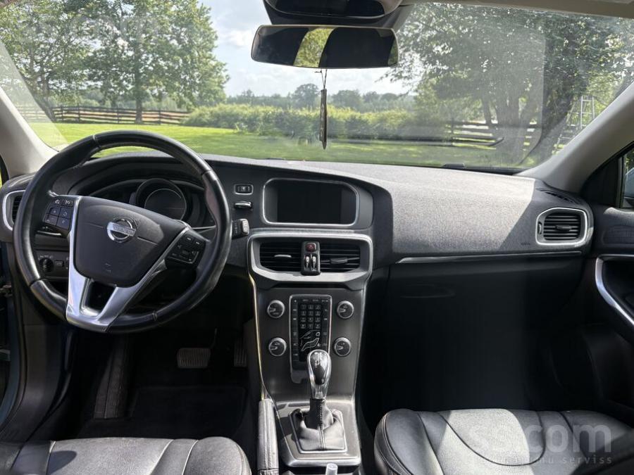 Blue Volvo V40 2013 in Kuldiga, with an engine capacity of 1.60 L and mileage of 288 thousand km for 6200 €, photo 5 on AUTOMOTO.COM.LV