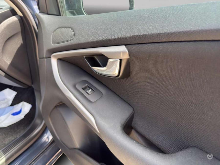 Zils Volvo V40 2013 Viļņa, ar dzinēja tilpumu 1.60 L un nobraukumu 279 tūkst. km par 4490 €, foto 18 vietnē AUTOMOTO.COM.LV